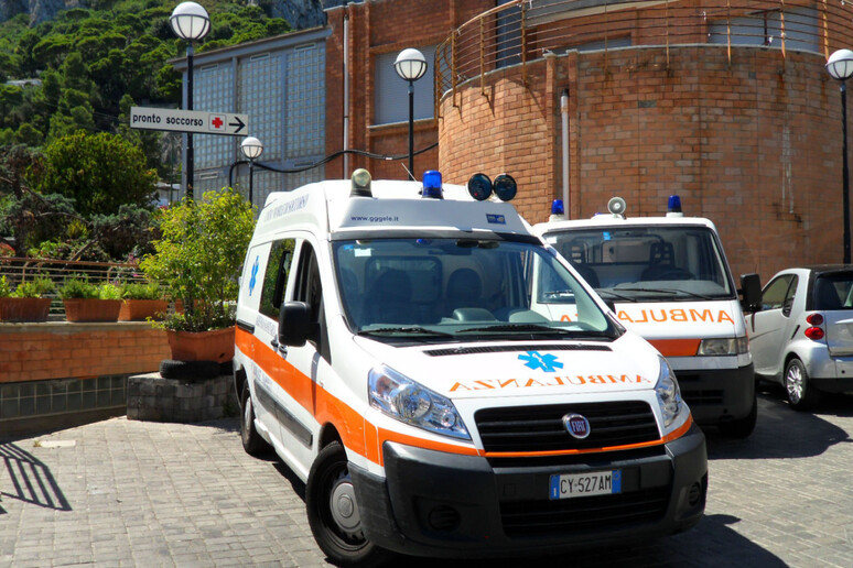 Capri | Ambulanza fuori uso, giovane salvata dai vigili del fuoco con ...